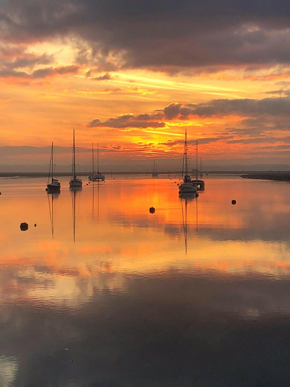Gins Barn - Stunning New Forest barn conversion with private jetty