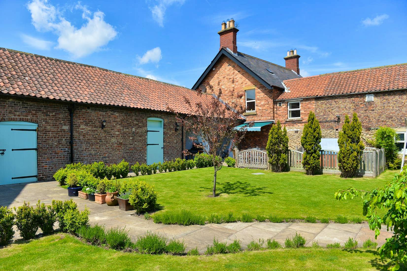 Corner Farm - Spacious farmhouse with hot tub