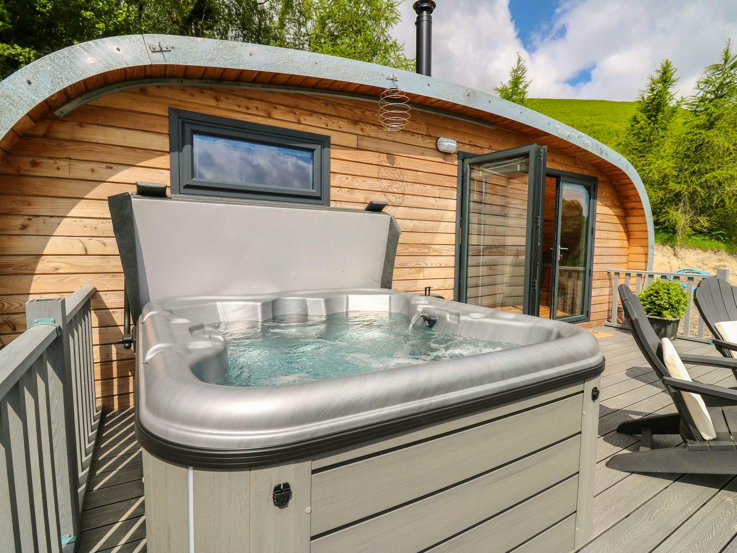 Beacon View Pod - Glamping cabin on a mid-Wales farmyard
