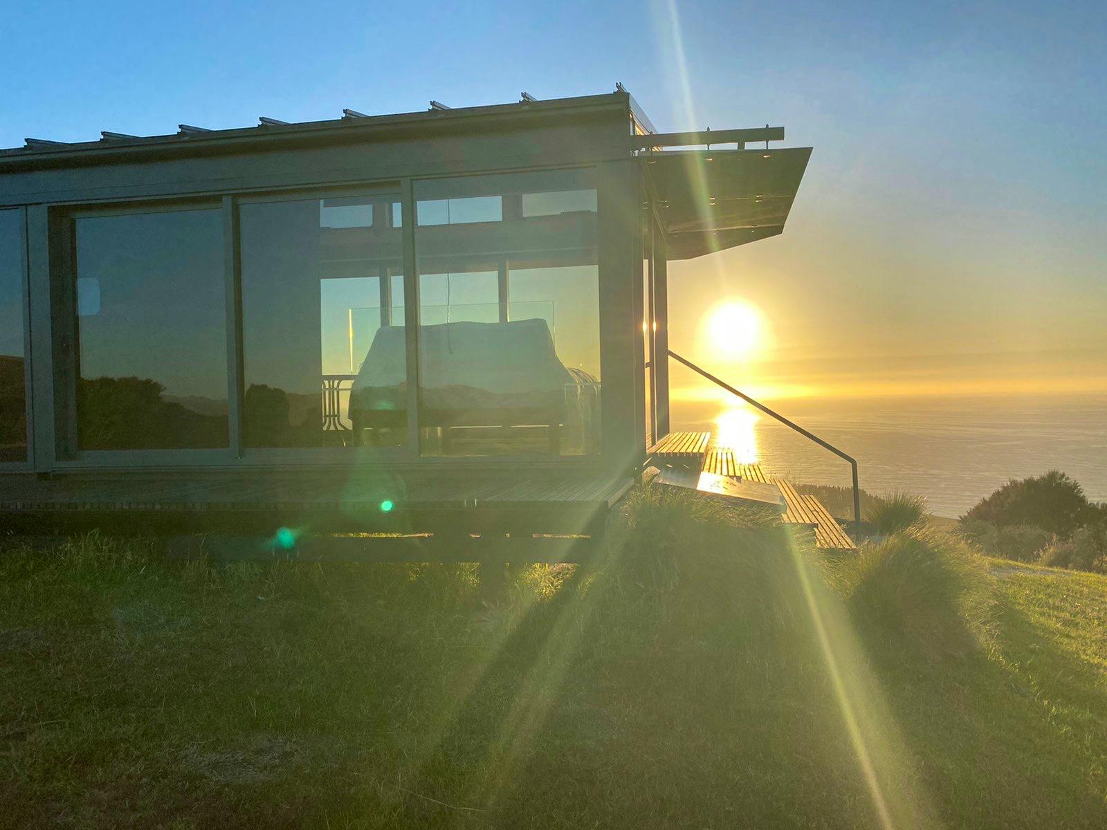 Manakau PurePod – glass pod for 2 in NZ with panoramic mountain views