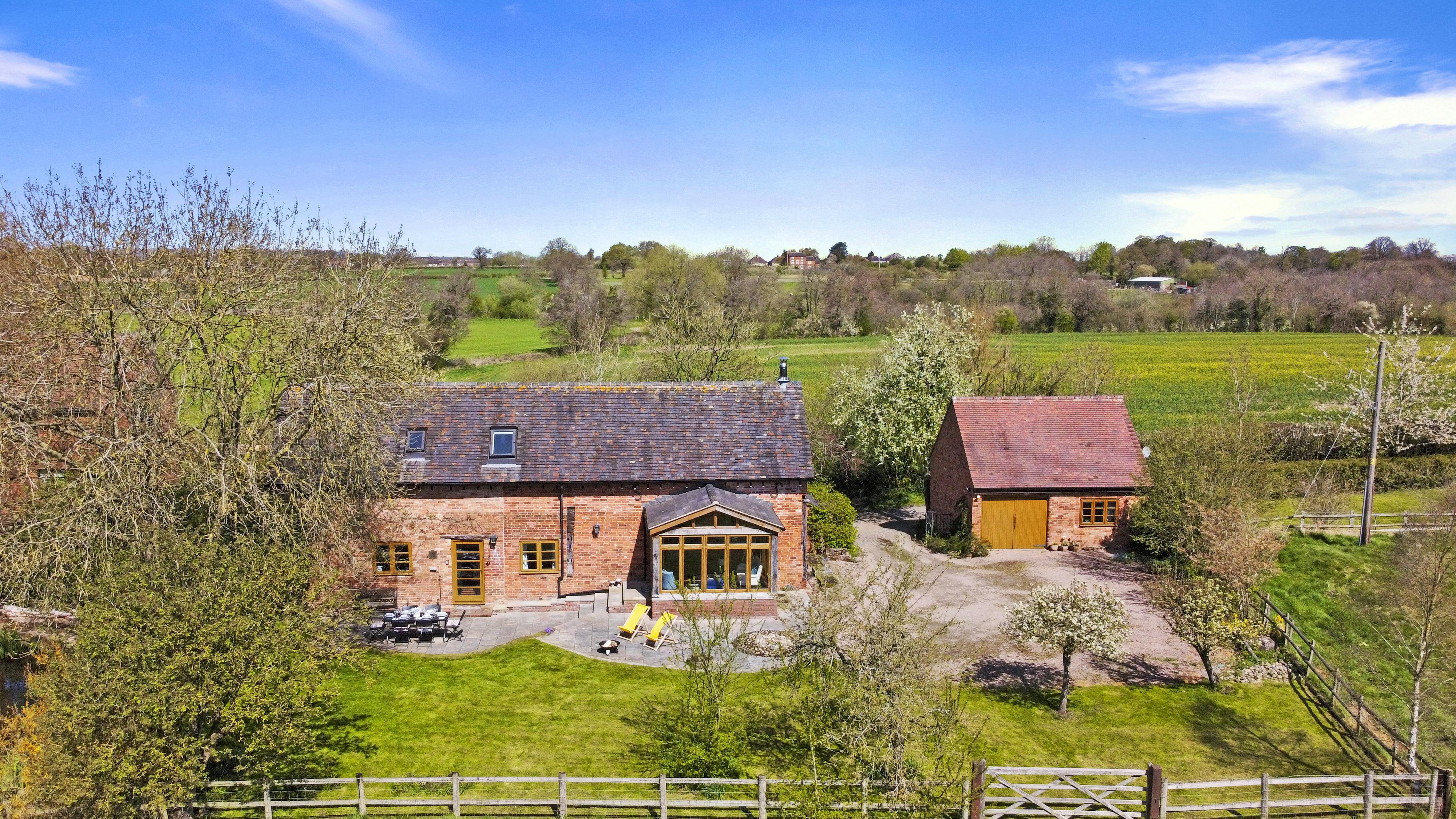 High Ridge Barn - Charming 17th Century Barn Conversion
