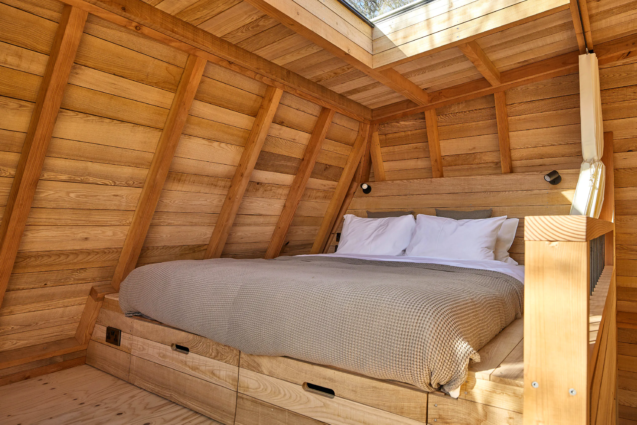 The Beehive Treehouse - Eco treehouse in Devon