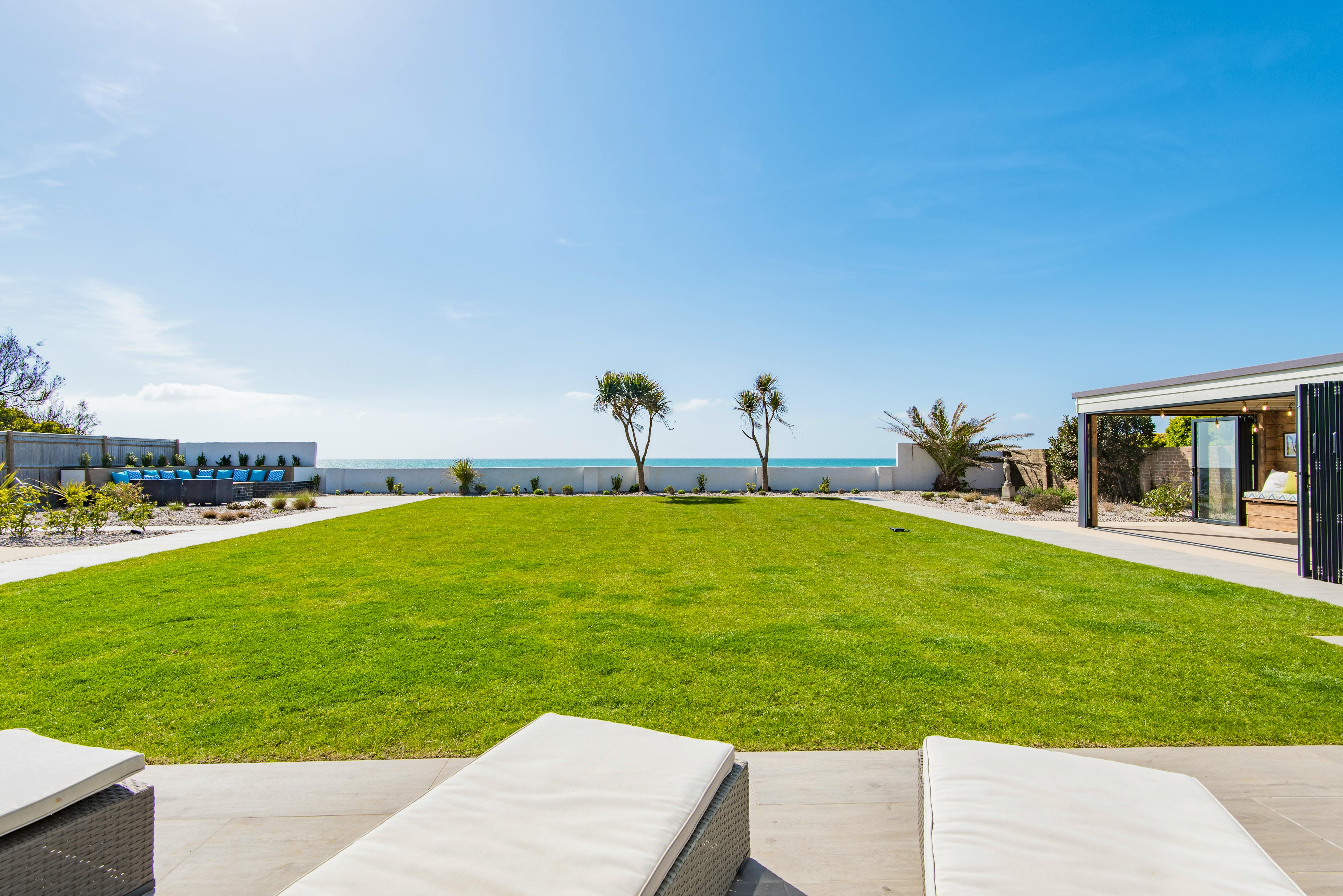 Sun Beach House - Fab beach house with amazing sea views