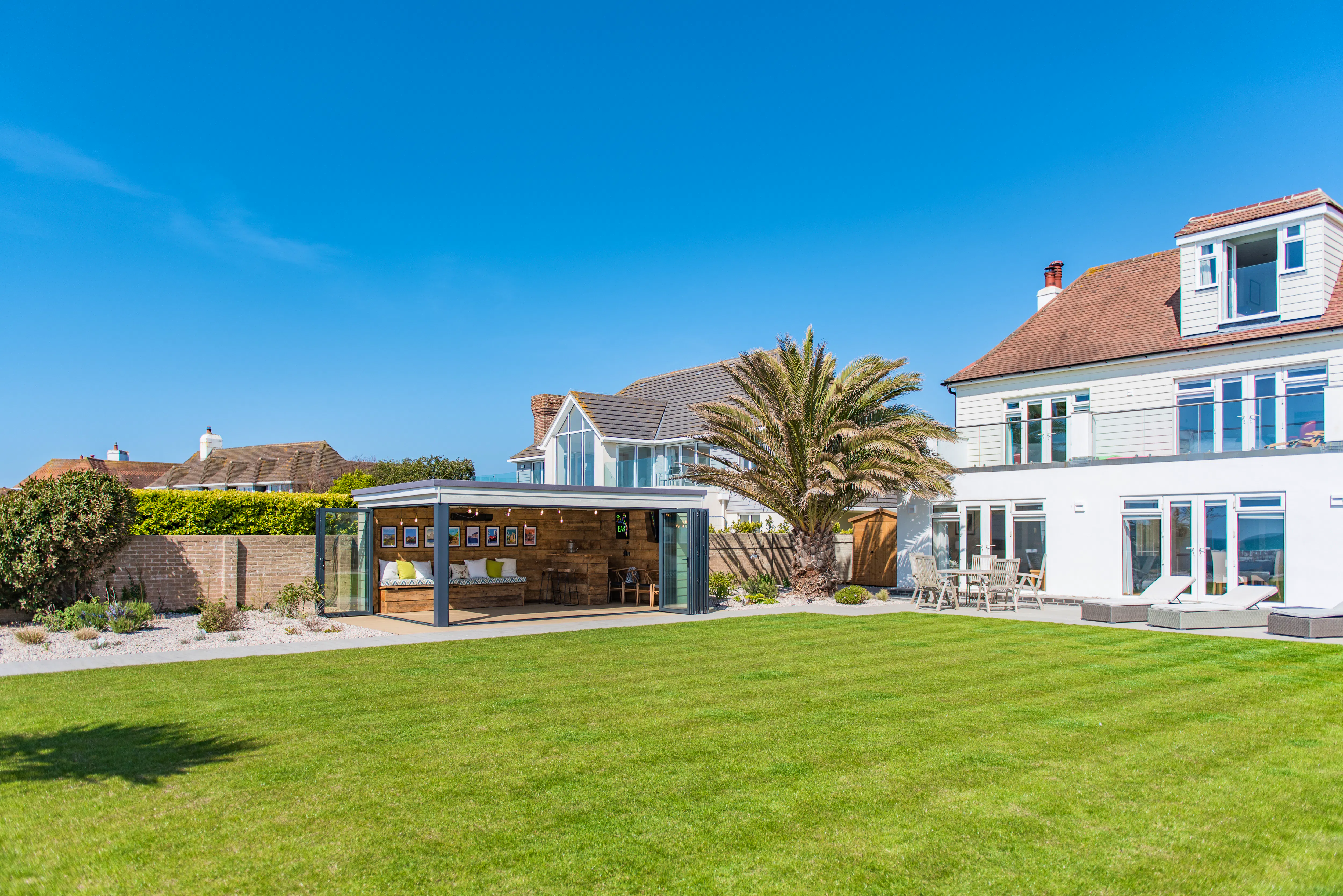 Sun Beach House - Fab beach house with amazing sea views