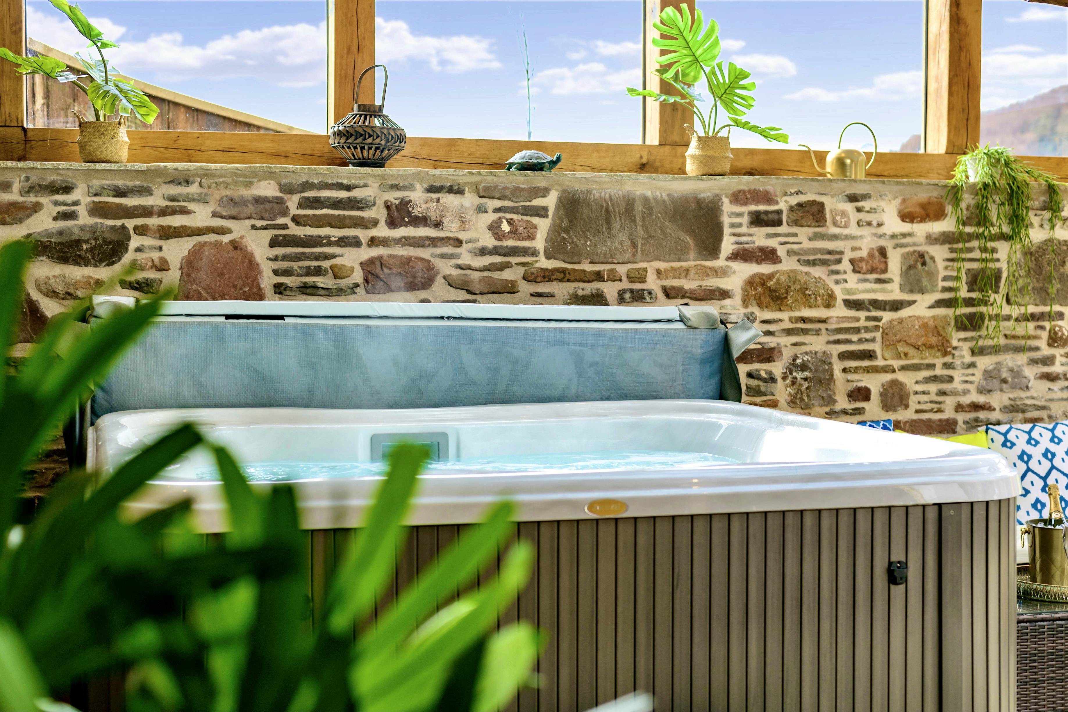 Alpaca Lookout - Luxury barn with garden spa in the Brecon Beacons