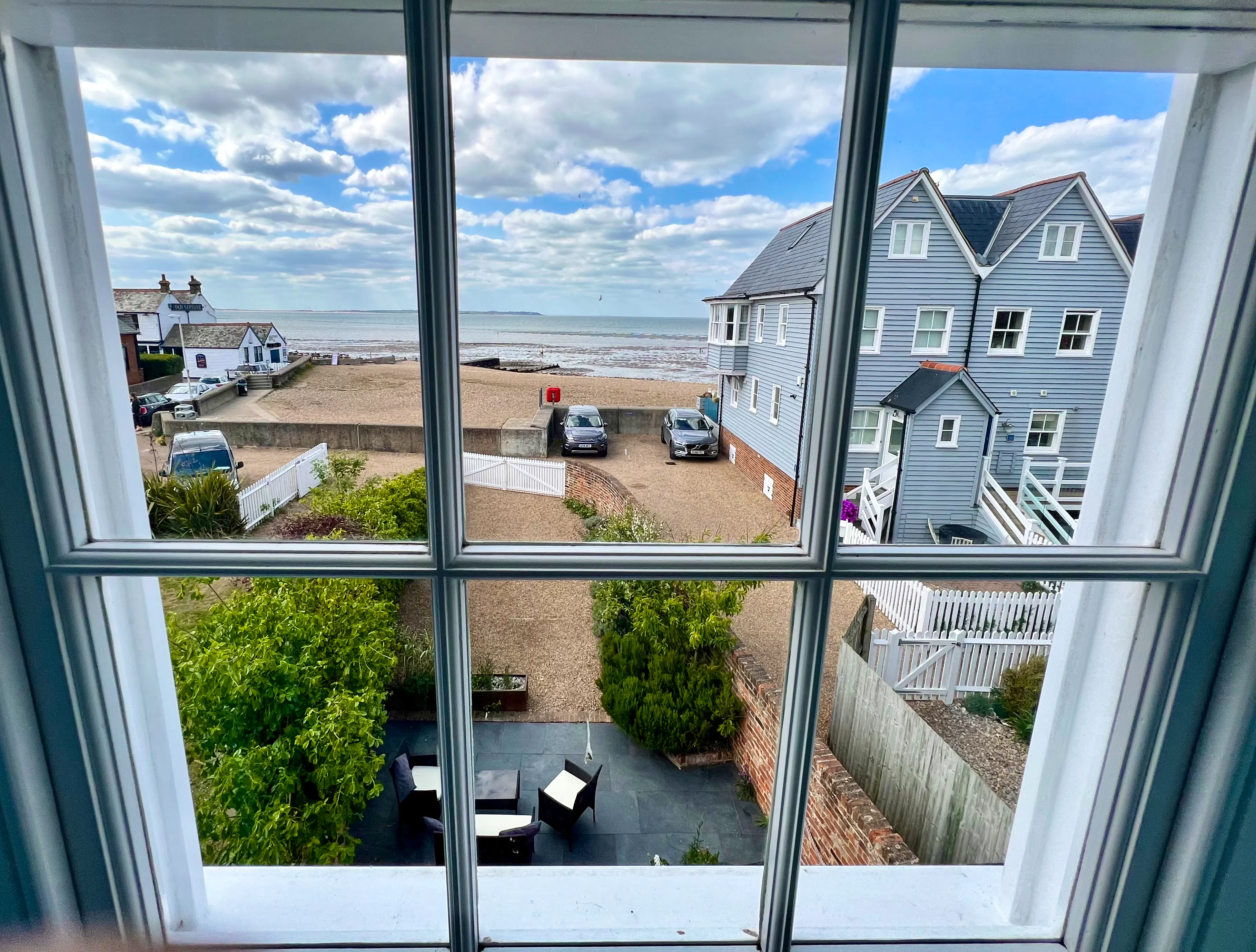 Sea Sunset Cottage - A chic, beach-front house in bohemian Whitstable.