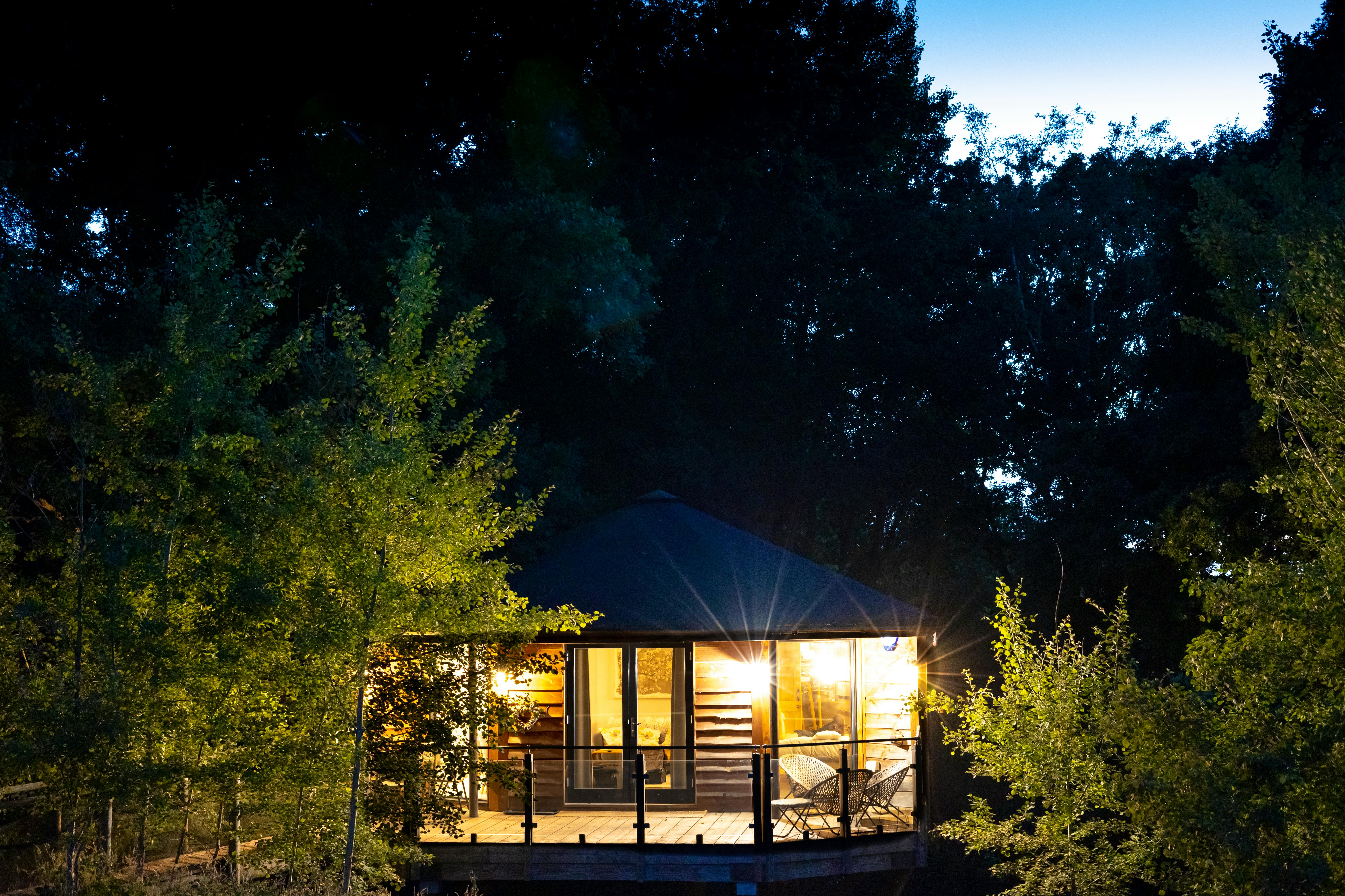 The Oakey Koakey Treehouse - Treehouse with private meadow in Sussex ...