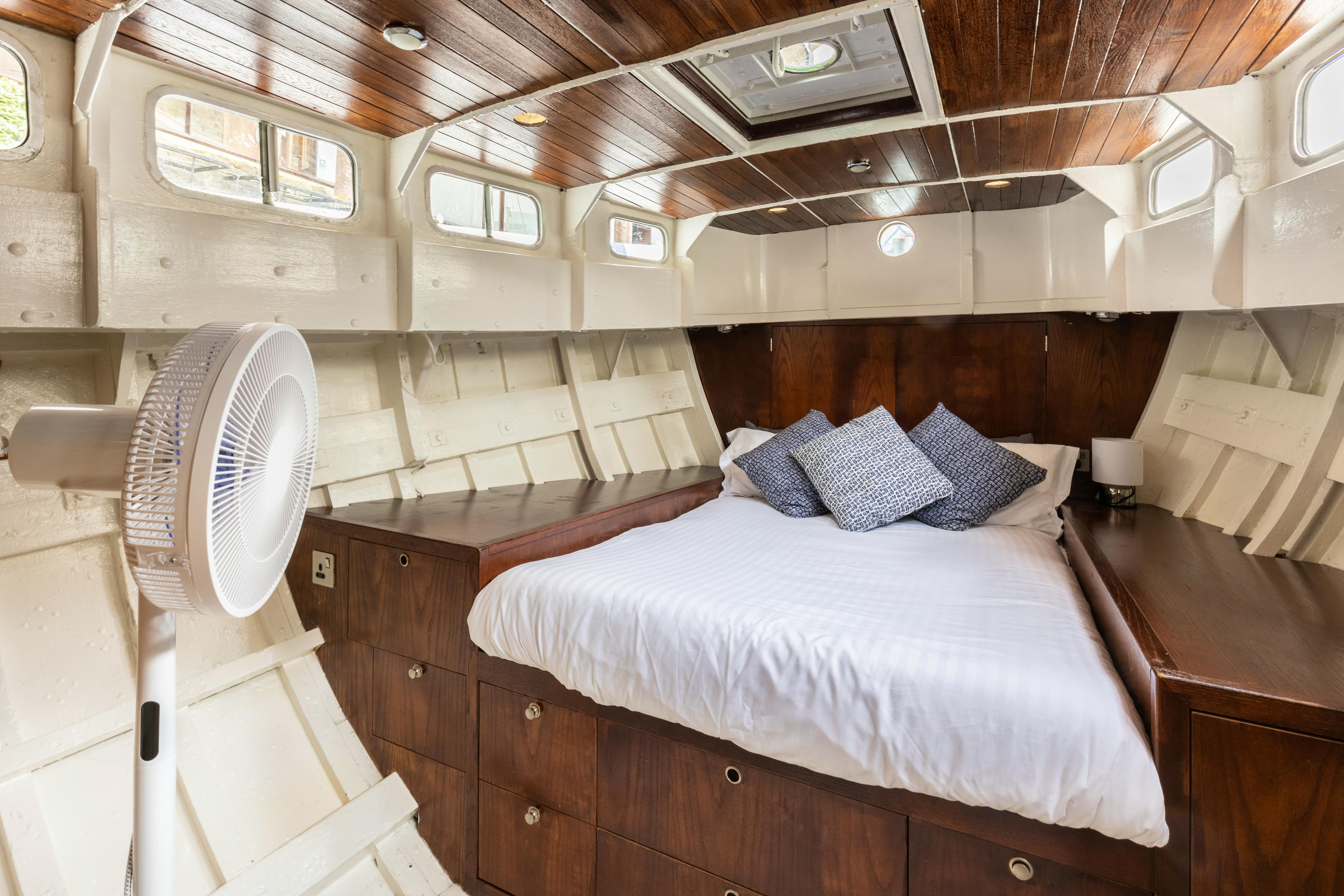 The Good Hotel - Stylish floating hotel in the heart of London