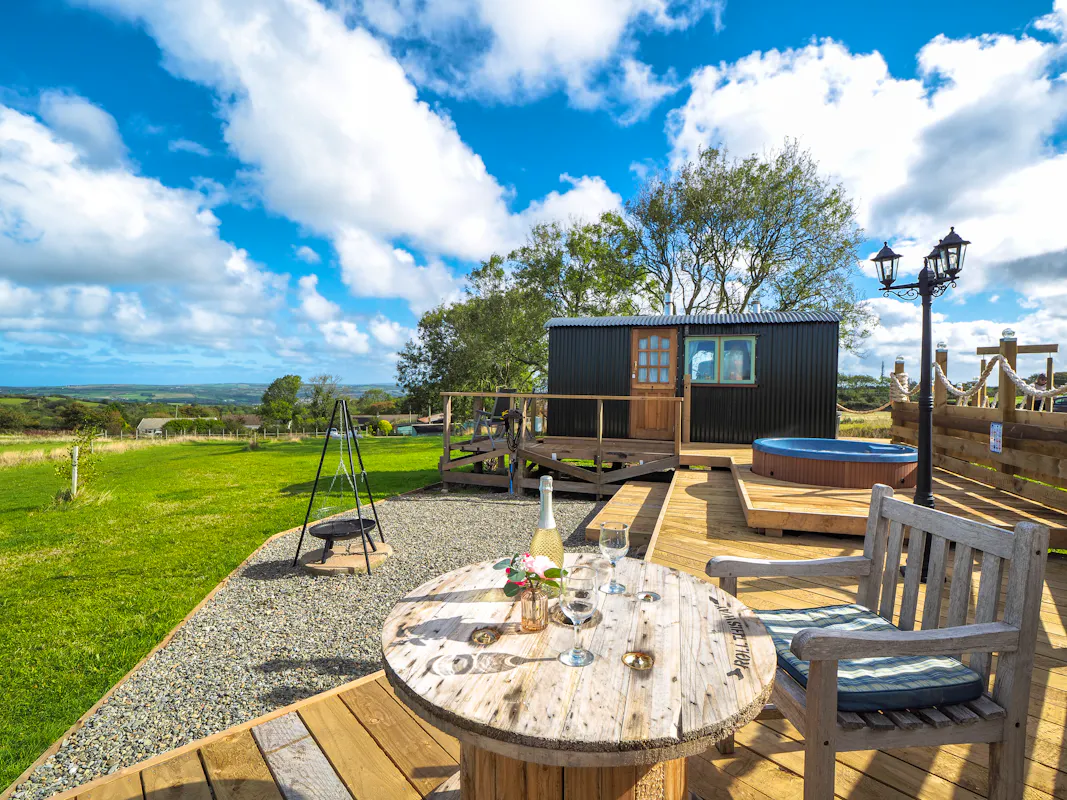 Blackberry Hut at Trenewydd Farm - Hot tub hut in Pembrokeshire