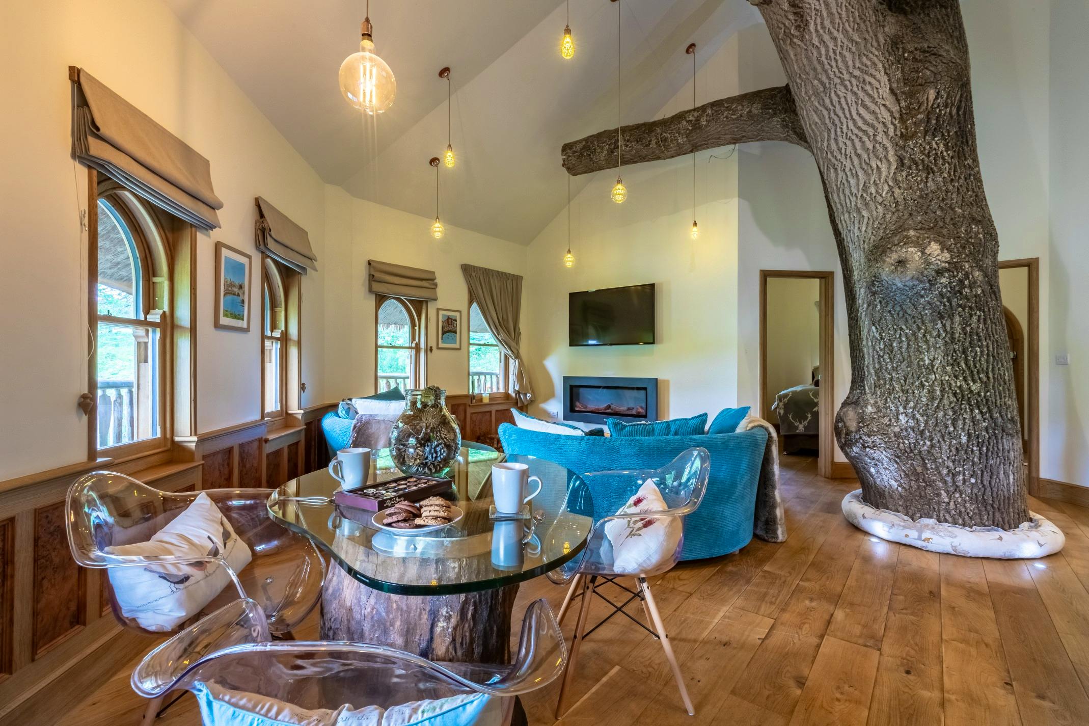 Cedar Hollow Treehouse - A luxury retreat in the Oxfordshire woods.