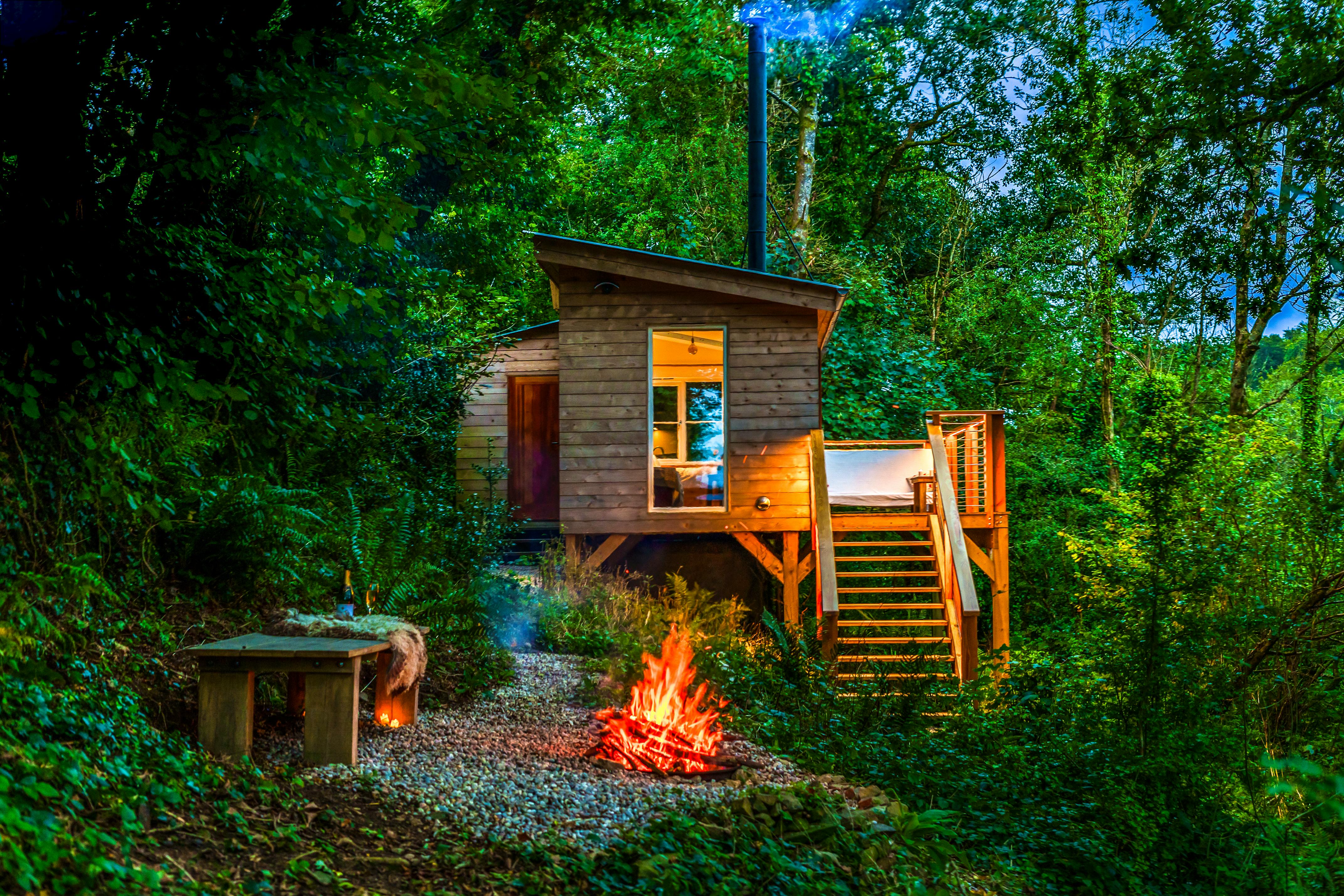Ravendere Retreats Treehouse - luxurious treetop home in Devon