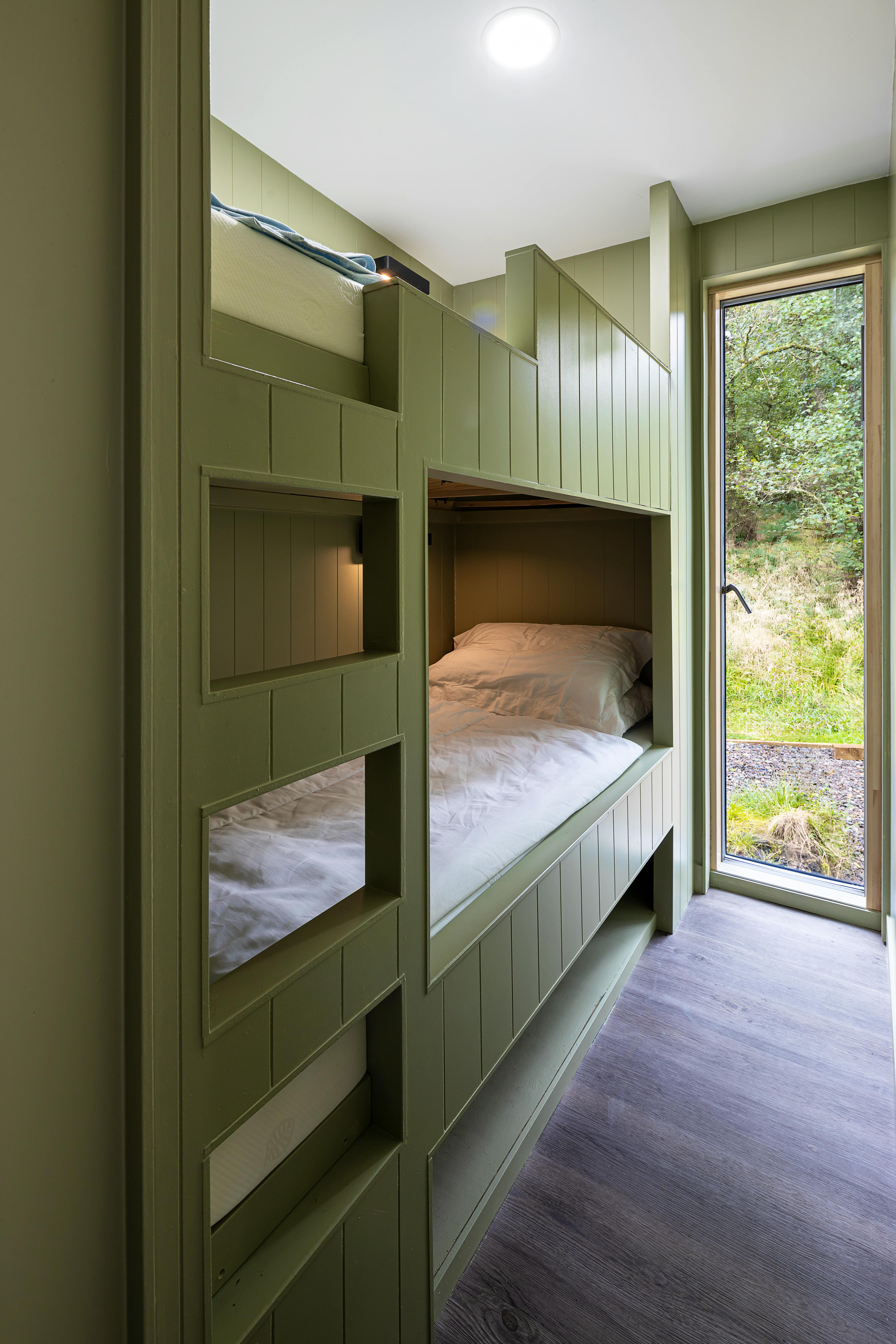 Willow Cabin - Modern loch-side cabin