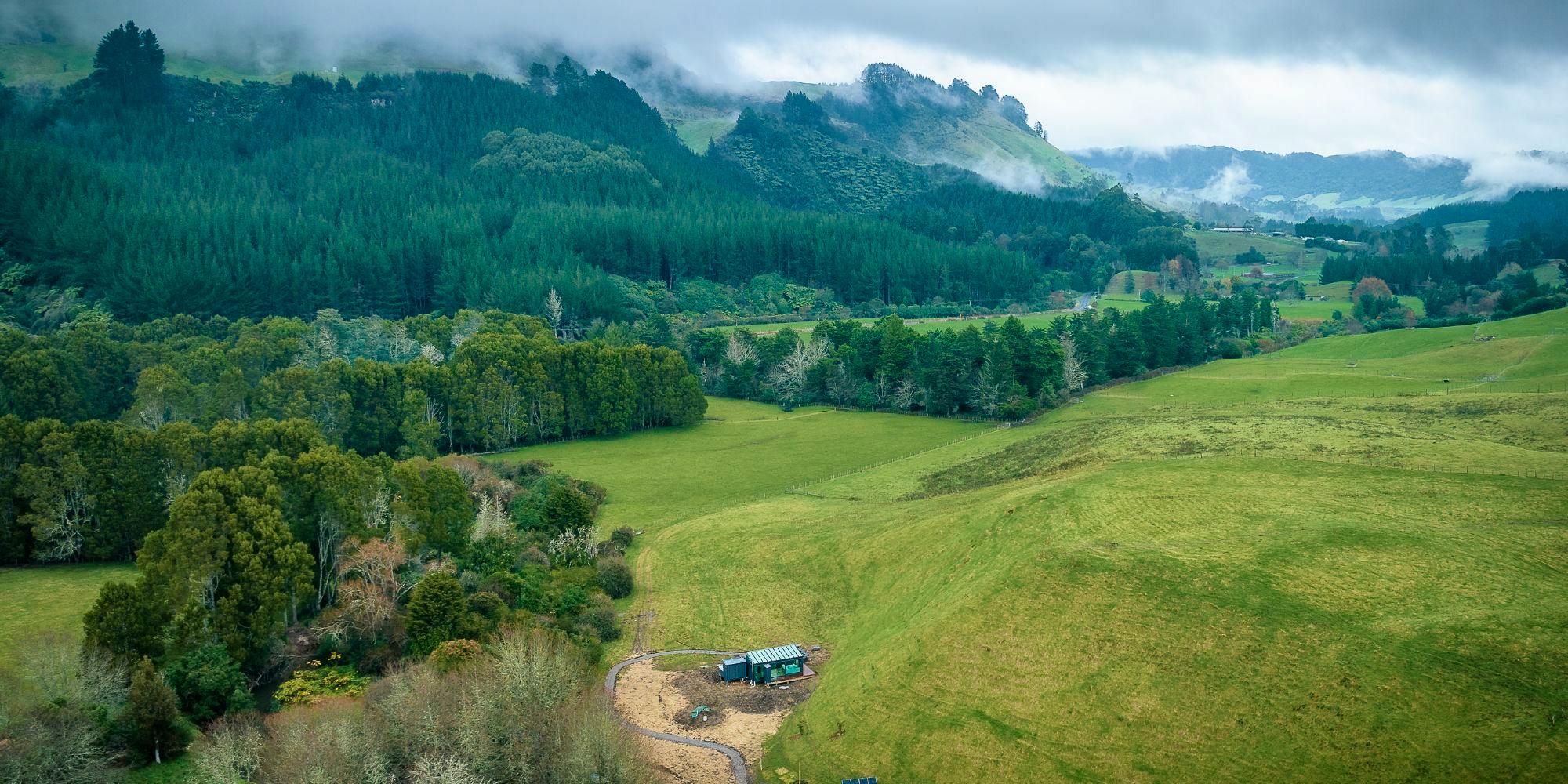 Manakau PurePod – glass pod for 2 in NZ with panoramic mountain views