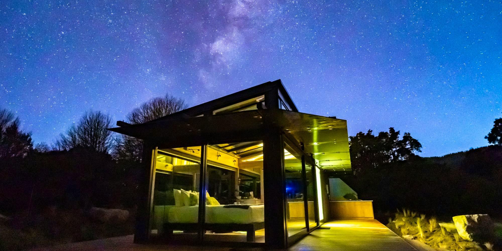 Manakau PurePod – glass pod for 2 in NZ with panoramic mountain views