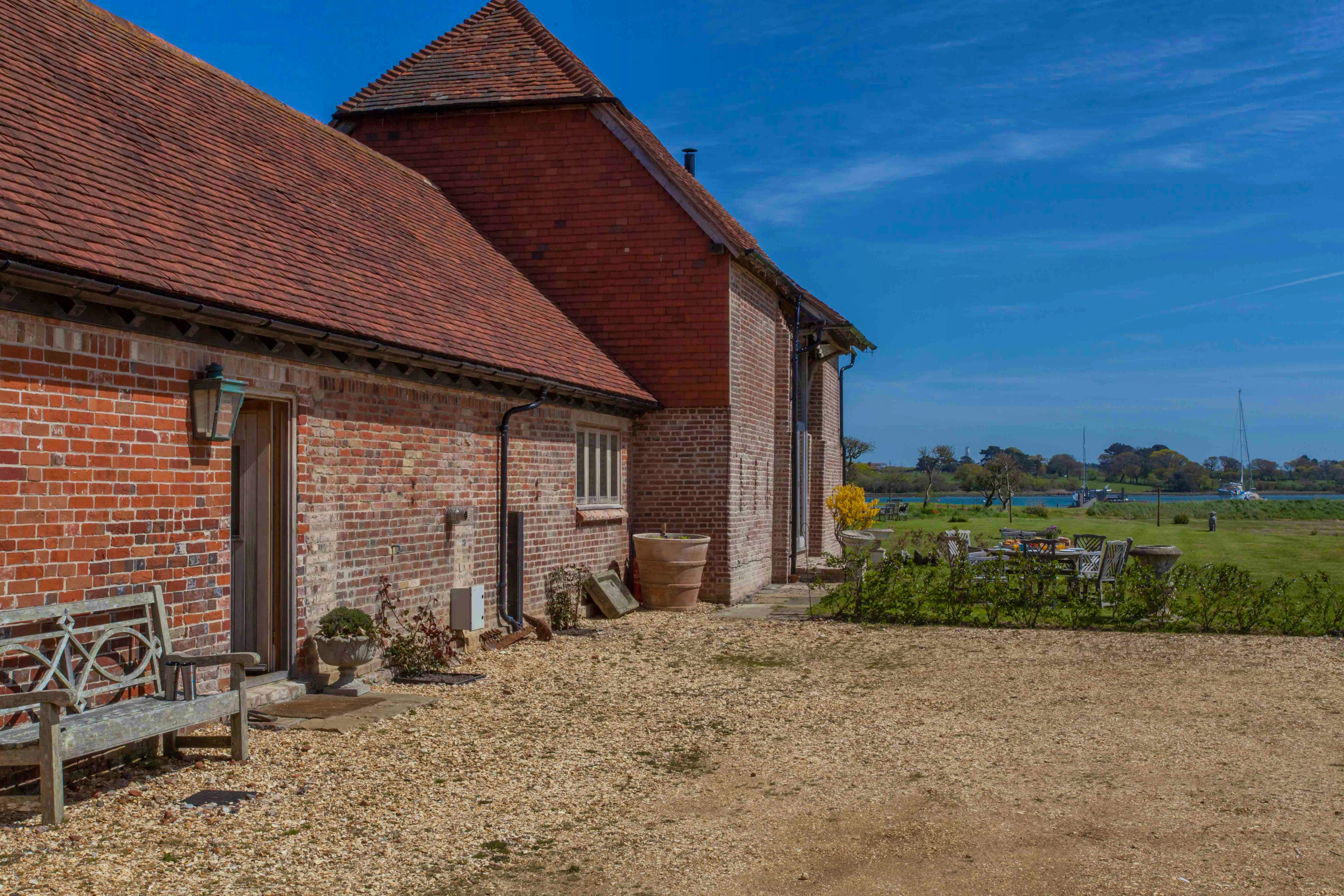Gins Barn - Stunning New Forest barn conversion with private jetty