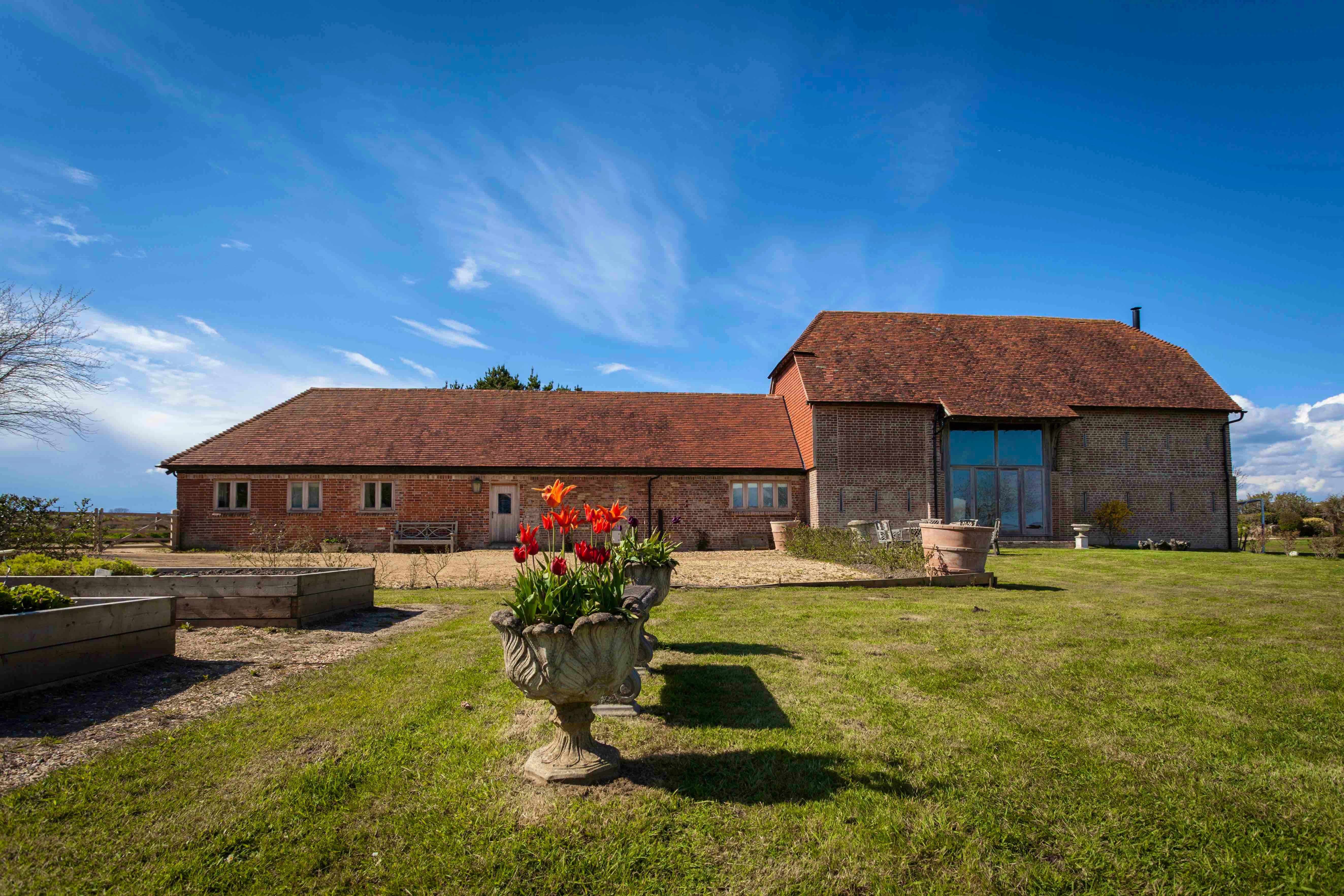 Gins Barn - Stunning New Forest barn conversion with private jetty