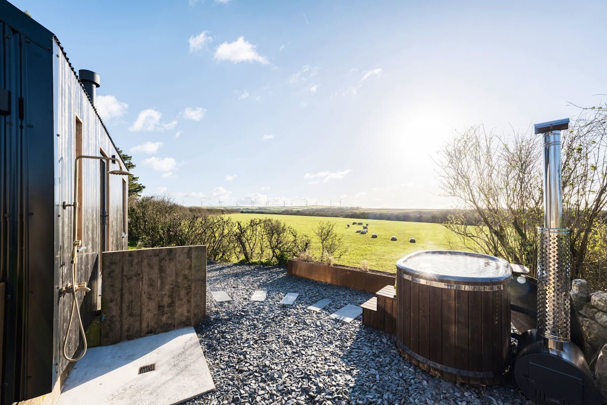 The Lookout – Hut for two on farm near Padstow.
