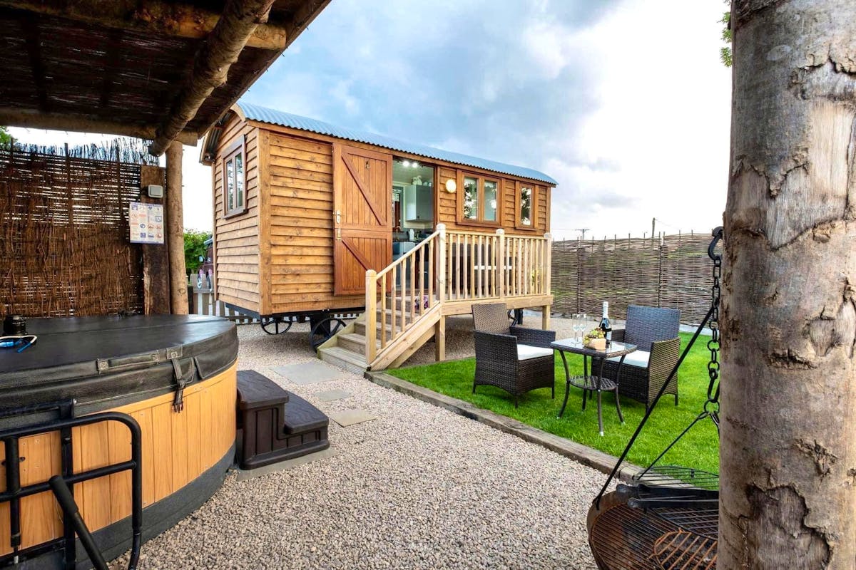 Spinney View Shepherds Huts - Cosy hot tub shepherd's huts