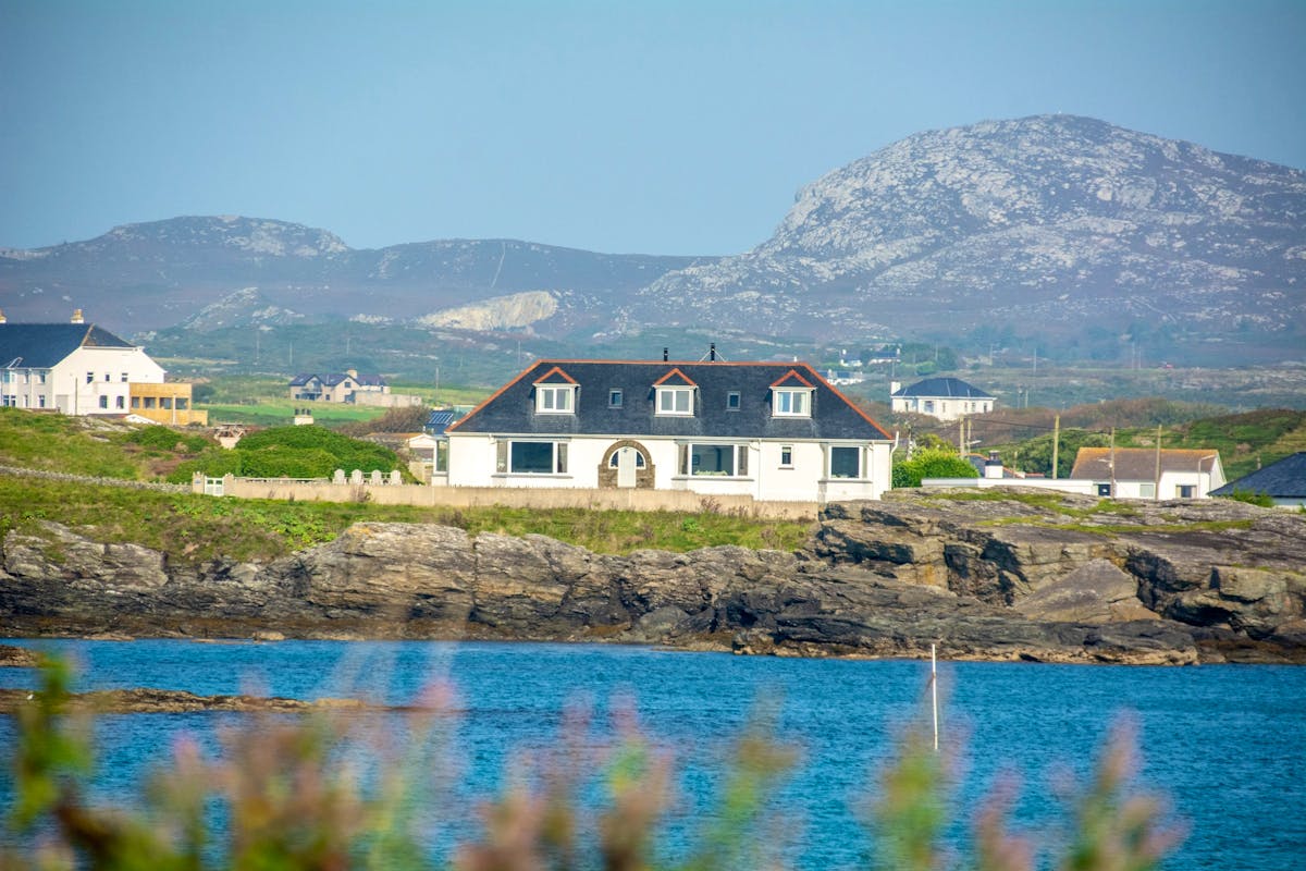 Rockside - Beautiful home by the sea