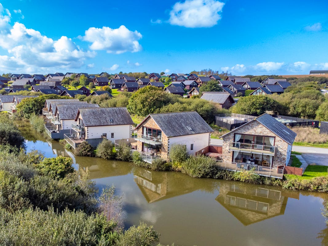 Waveside - lake side luxury pad in Cornwall