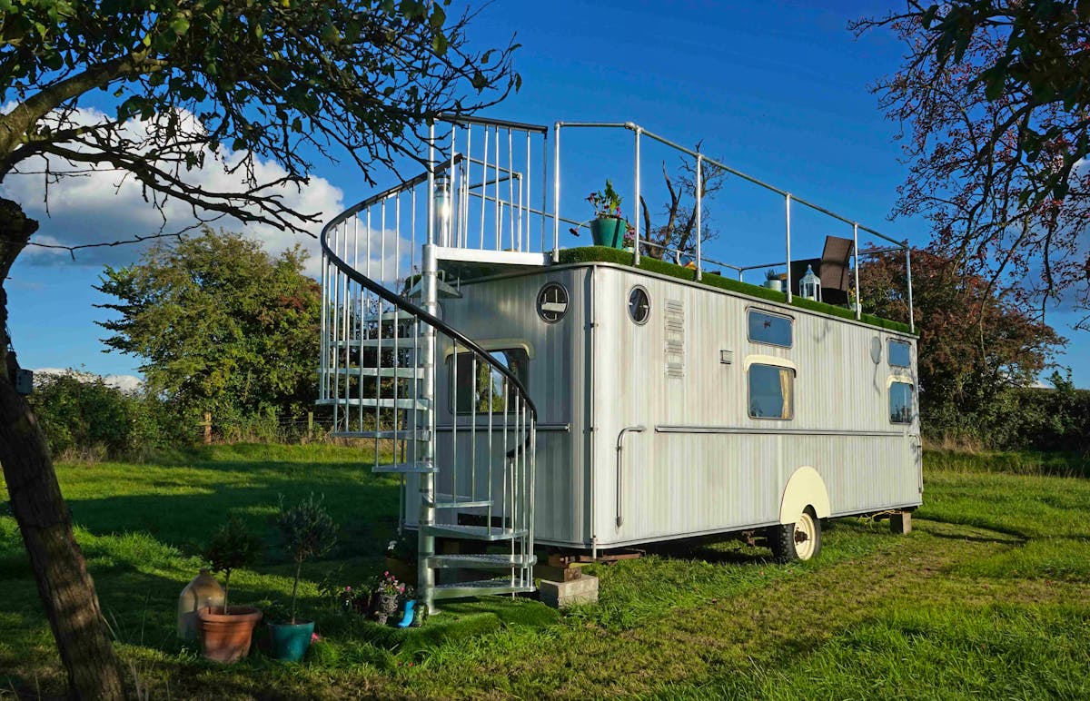 Warwick Knight Caravan – Retro glamping in Gloucestershire