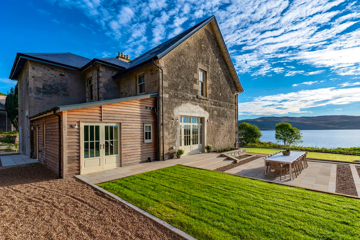 Shorefront House - Sleek Scottish retreat