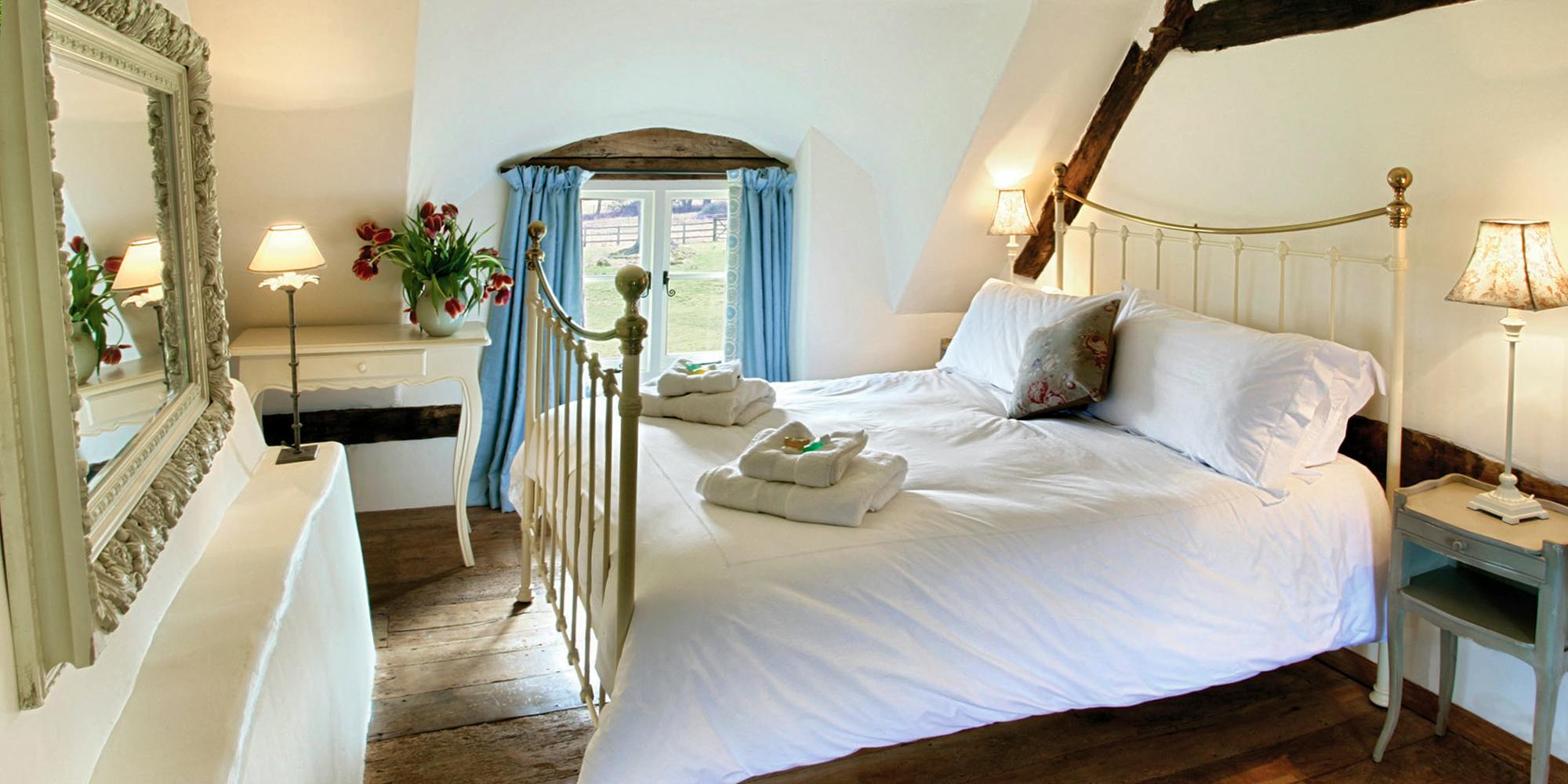 Sally Port Cottage, charming lighthouse cottage retreat in Cornwall