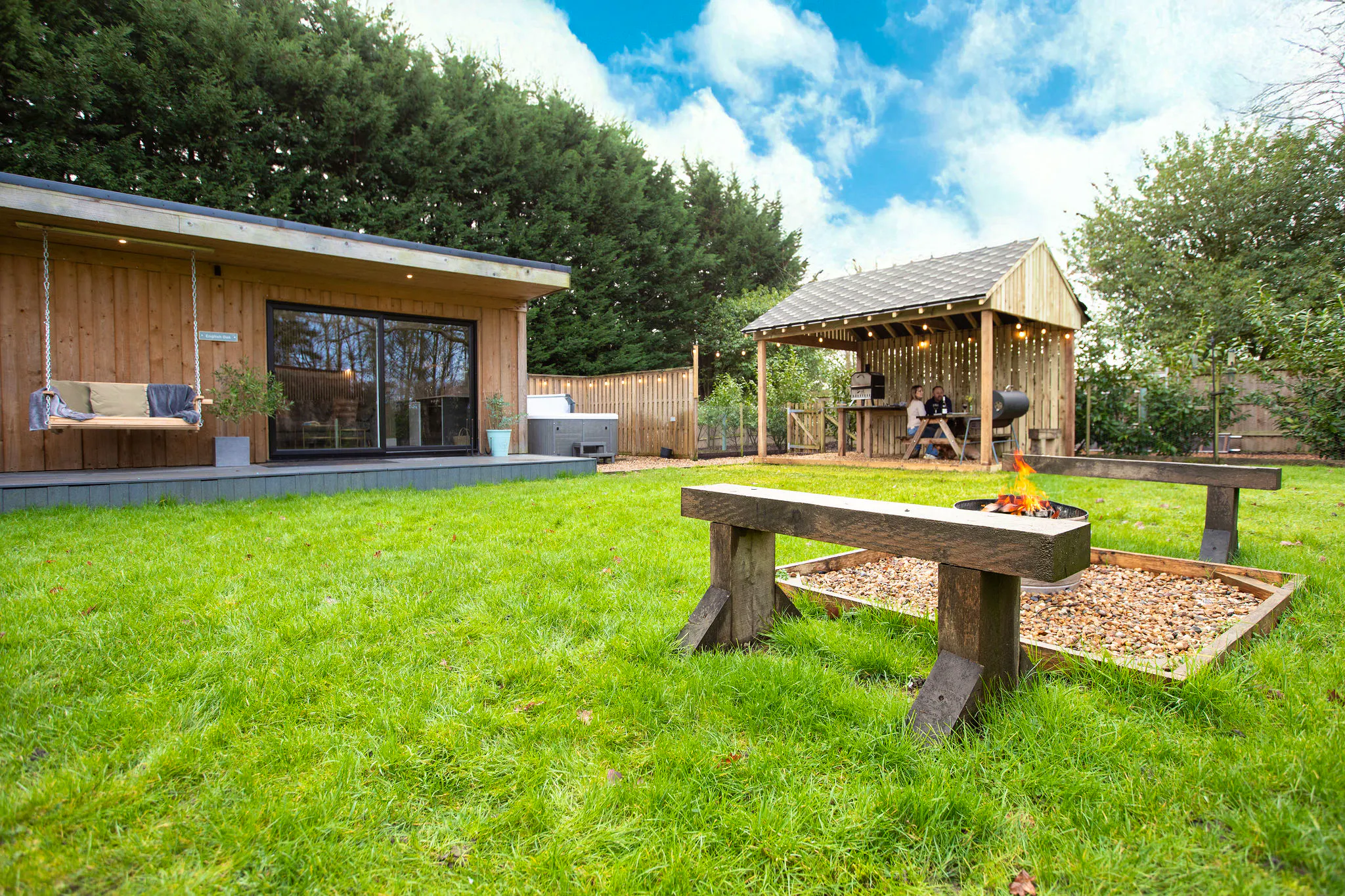 Toppesfield Hall Woodland Retreat - Comfy Essex lodges - Coolstays