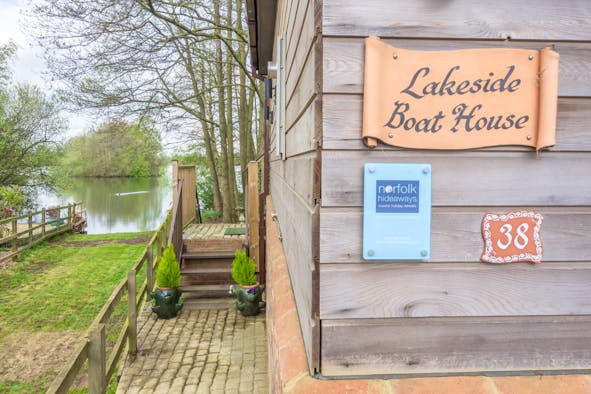 7 Cool Boathouses in the UK you can stay in!