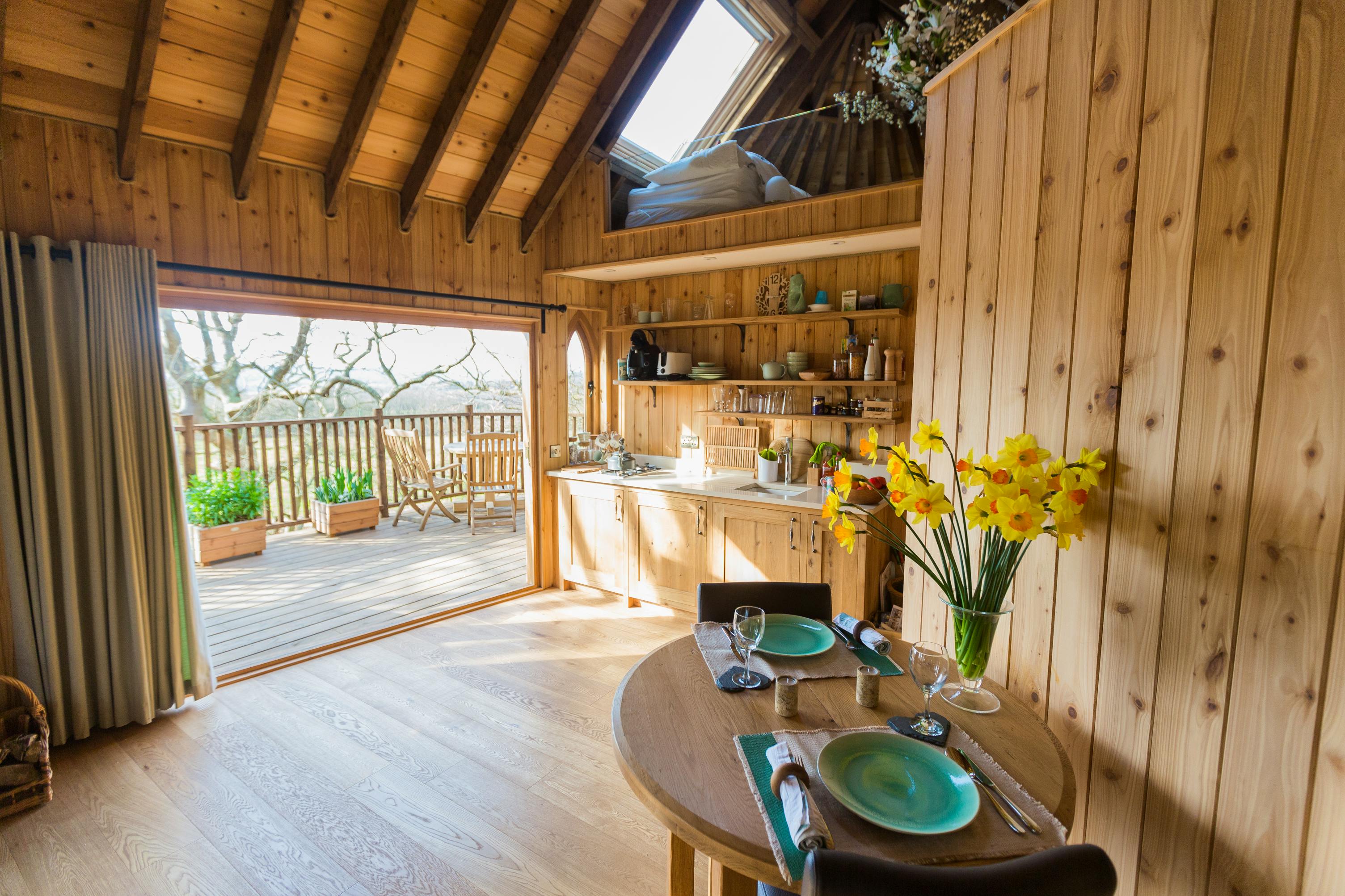 The Oakey Koakey Treehouse - Treehouse with private meadow in Sussex ...