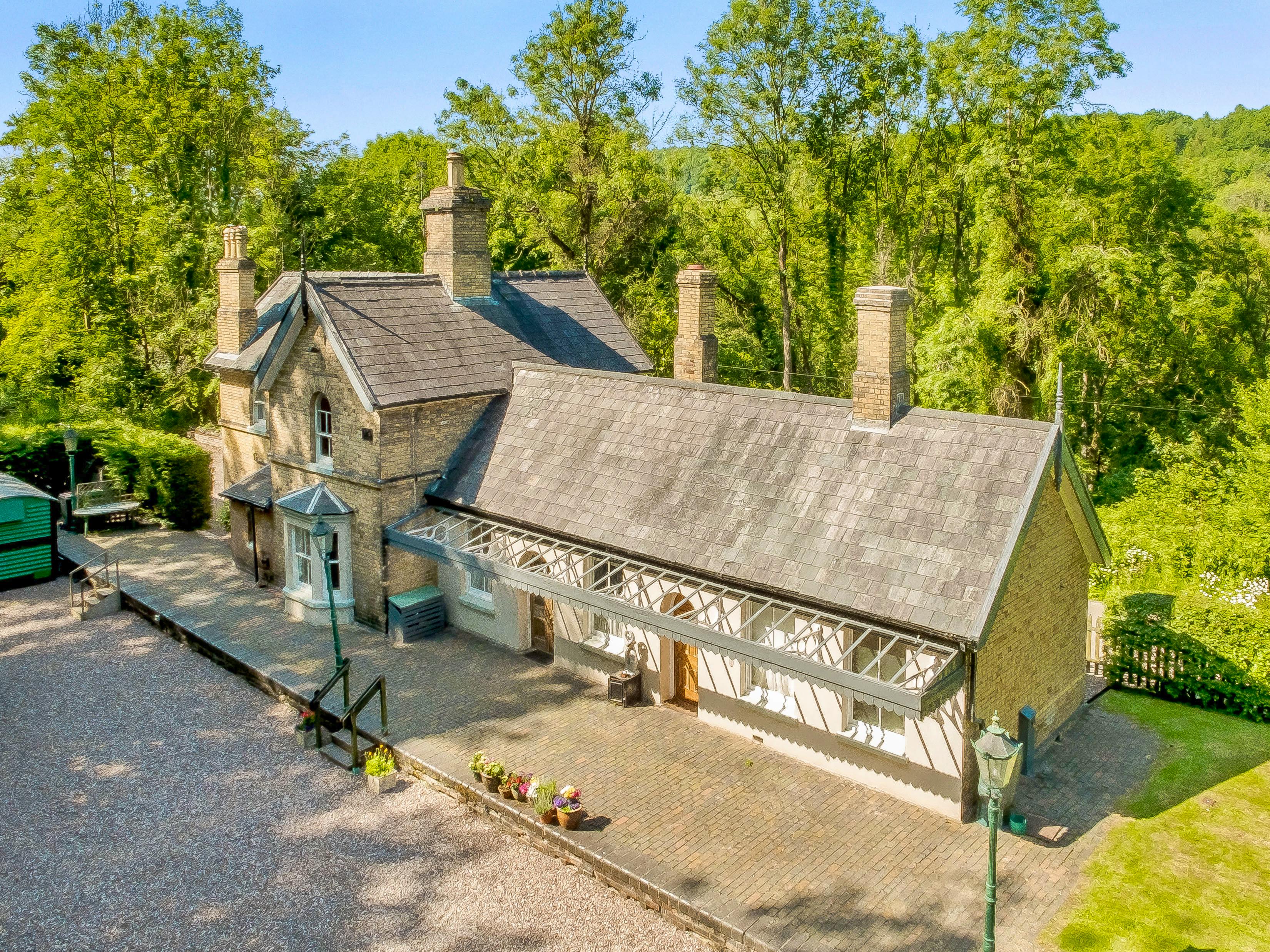 Coalport Station Holidays – two luxury rail carriages in Ironbridge