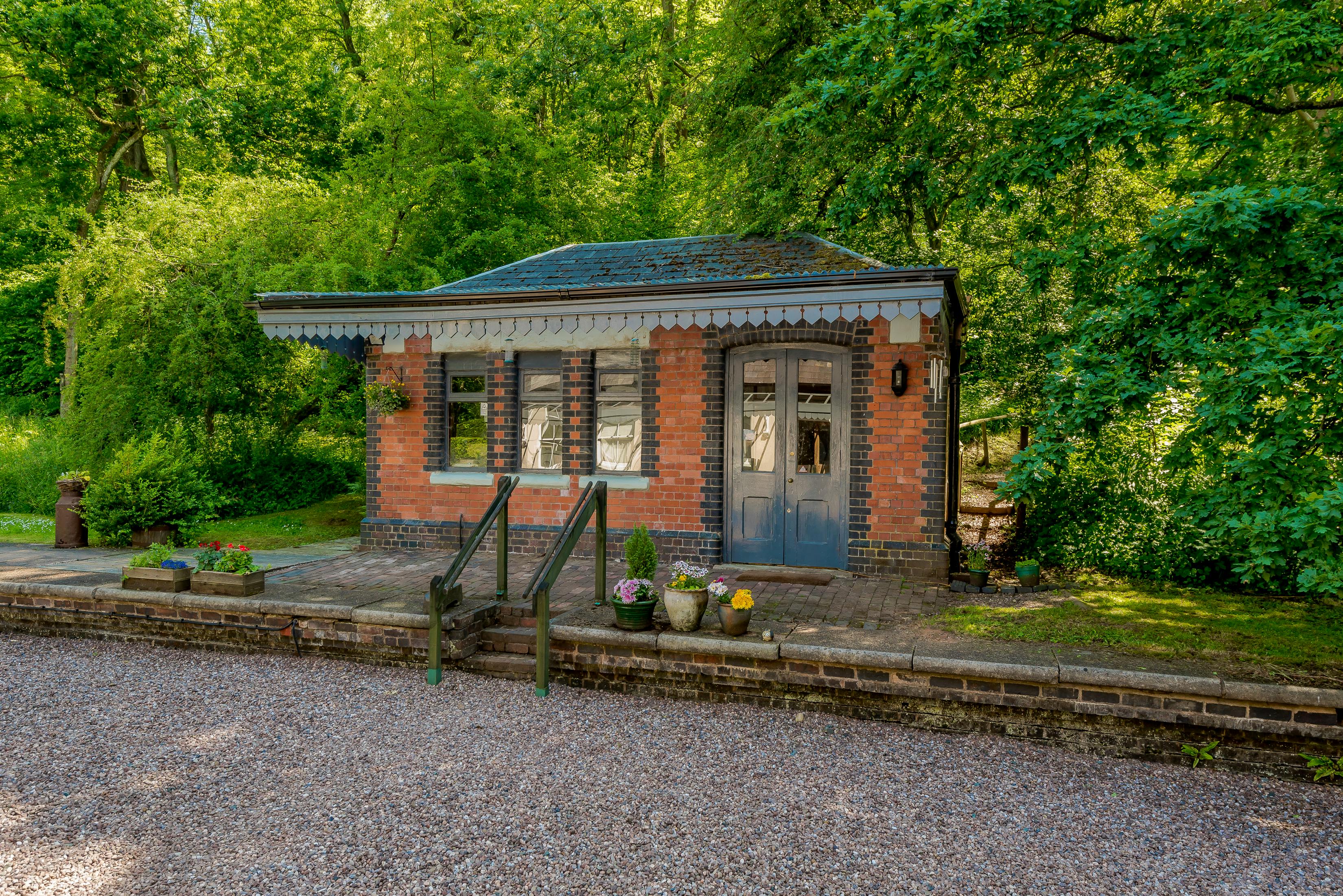 Coalport Station Holidays – two luxury rail carriages in Ironbridge