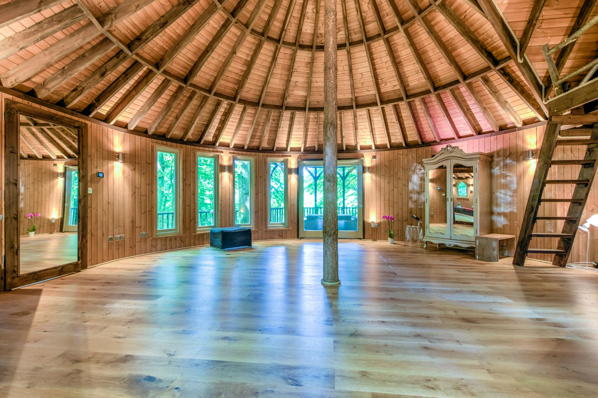 Cedar Hollow Treehouse - A luxury retreat in the Oxfordshire woods.