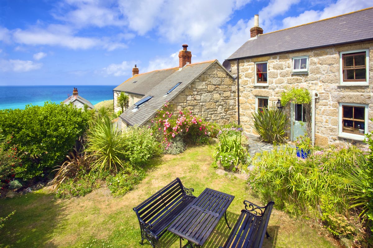 White Rose - Beachside holiday cottage in Cornwall